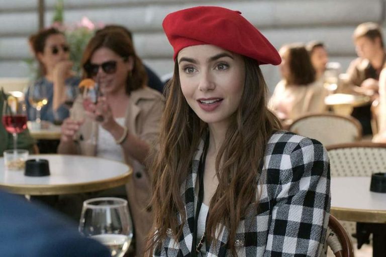 Lily Collins, protagonista de la serie Emily en París, cada vez más ...