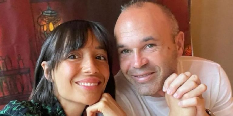 El reconocido futbolista Andrés Iniesta espera su quinto hijo junto a ...