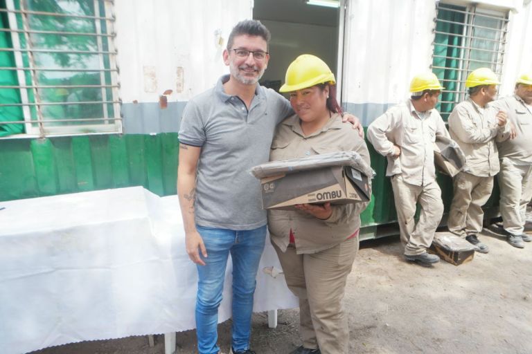 Carlos Morello entregó indumentaria a cooperativas de zona este | Voces Criticas - Salta - Argentina