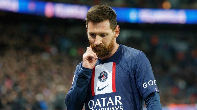 Así reaccionó Lionel Messi al ver el fuerte mensaje de la hinchada del ...