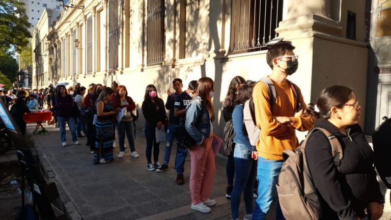 Largas filas se forman en los hospitales y piden incrementar los turnos ...