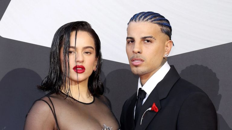 Tras el anuncio de compromiso de Rosalía y Rauw Alejandro, se reveló como es su elegante anillo ...