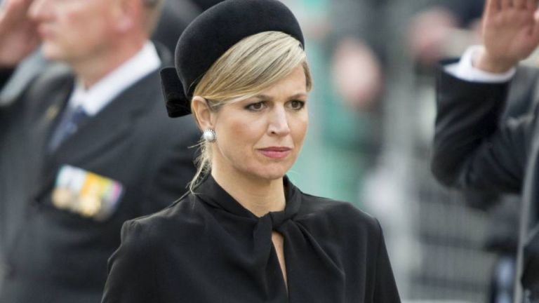 Como nunca: la reina Máxima de los Países Bajos se deslumbró con un ...